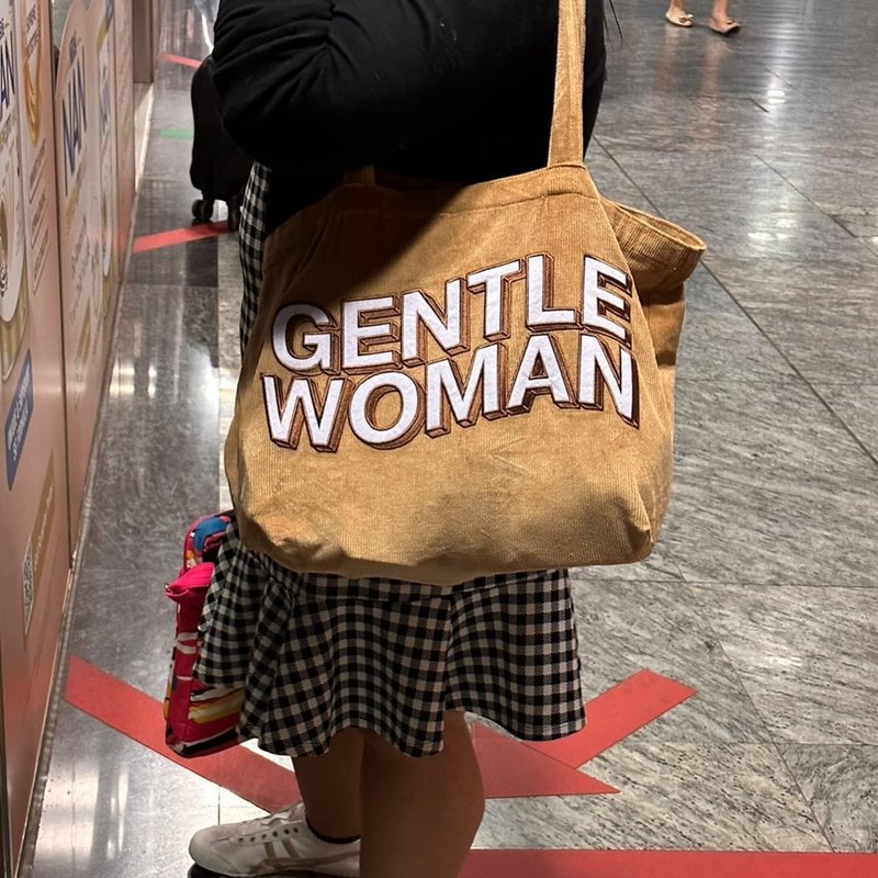 คนสิงคโปร์ไม่ไหว เห็นกระเป๋า Gentlewoman สะพายทั้งเกาะ คนตั้งไอจีล้อ คอนเมนต์ตีกัน