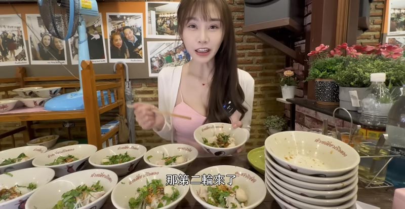 JAI WEI KU สาวไต้หวัน ชุดนักเรียน กินจุที่ไทยไม่แผ่ว ก๋วยเตี๋ยวเรือ 60 ชาม